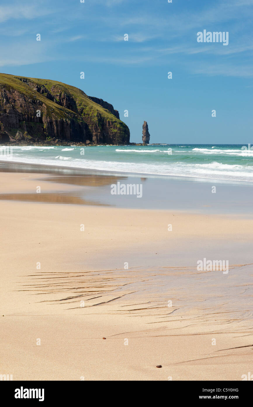 The sea stack of Am Buachaille, Sandwood Bay, Sutherland, Highland ...