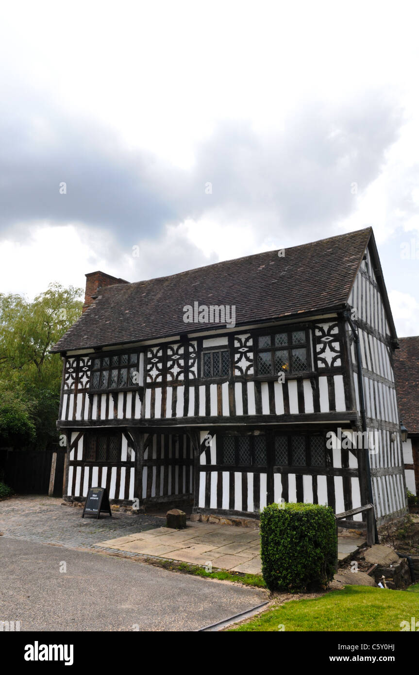 Tudor moated manor house hi-res stock photography and images - Alamy