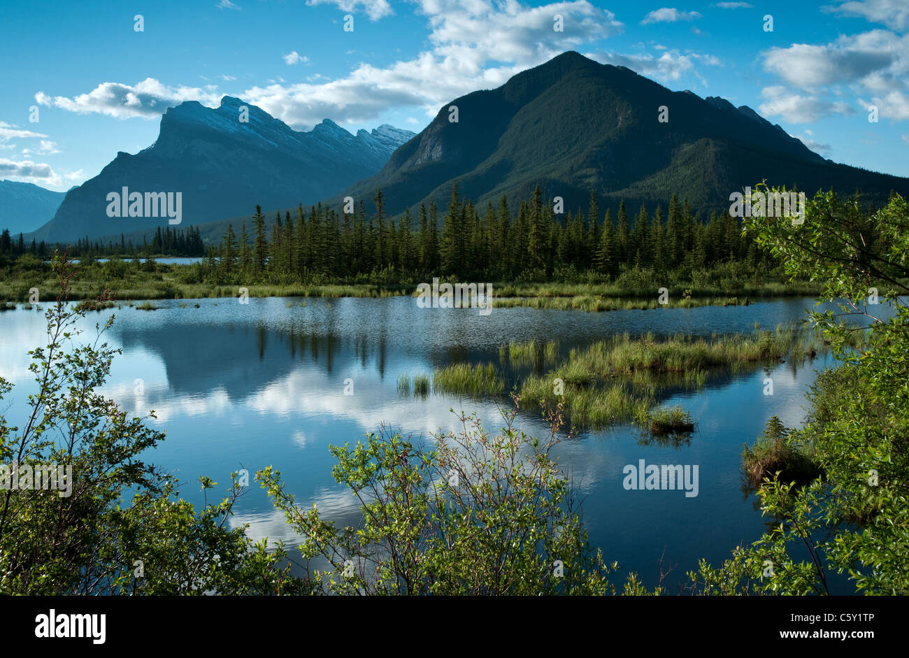 Mount rundle and sulphur mountain hi-res stock photography and images ...