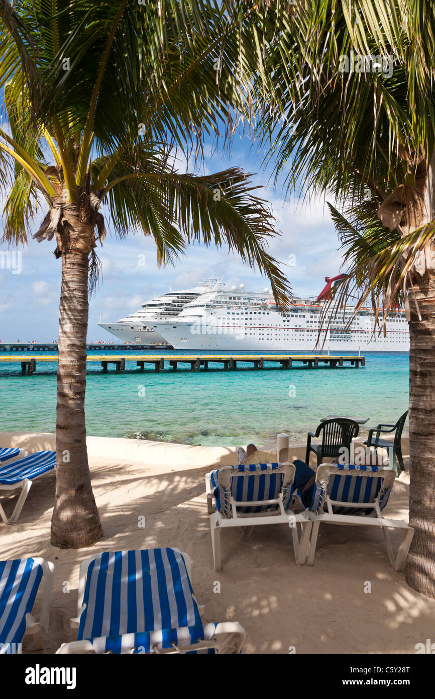 Cruise ship palm trees hi-res stock photography and images - Alamy