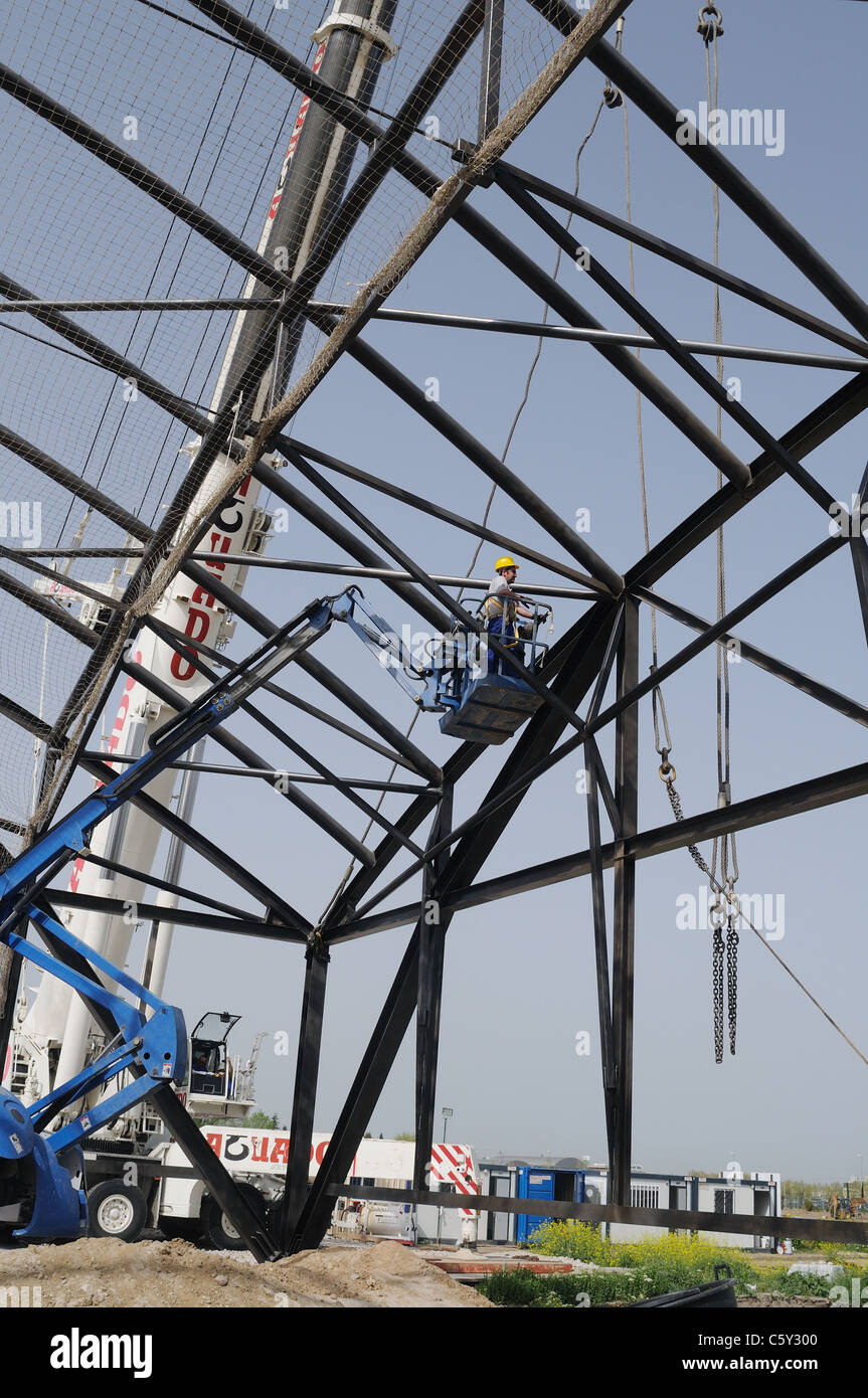 Moving the structure.Construction of the Museum " House of Griffins ...