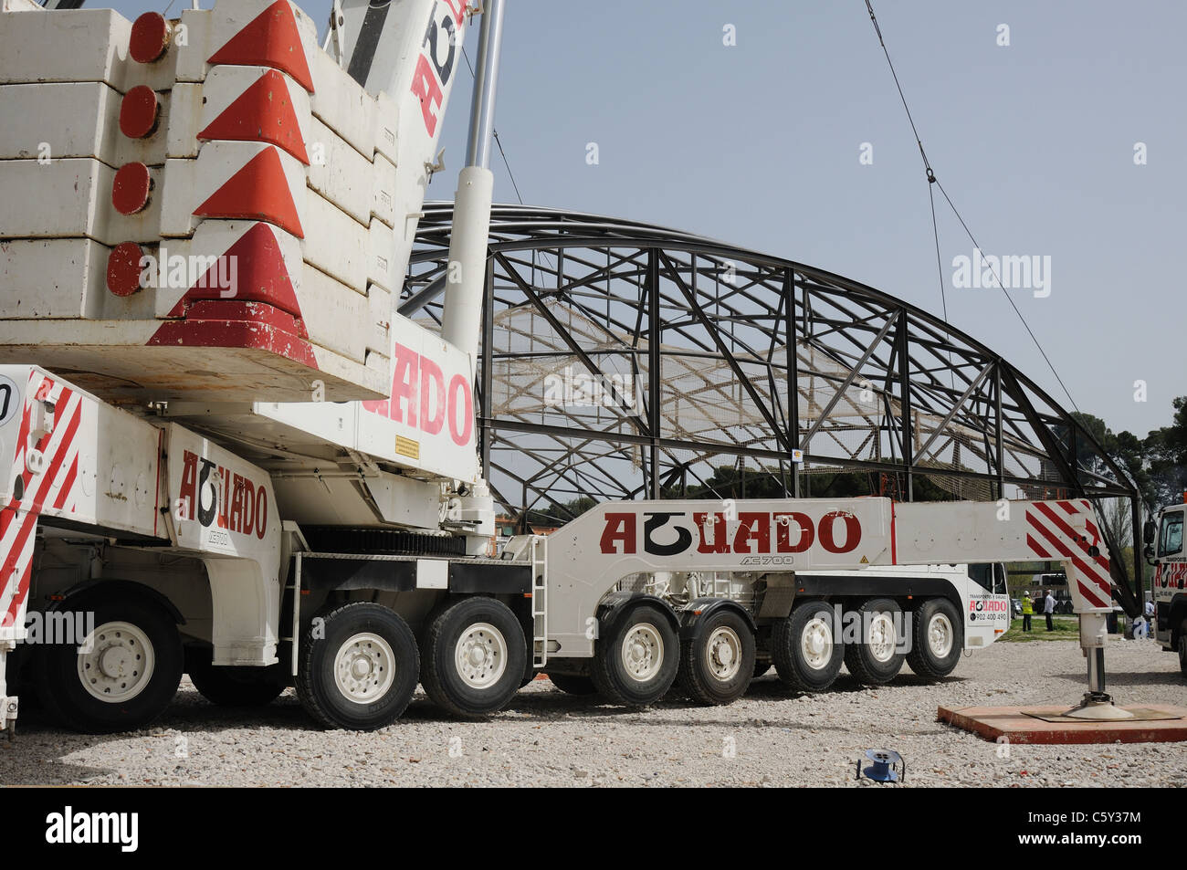 Moving the structure.Construction of the Museum " House of Griffins ...