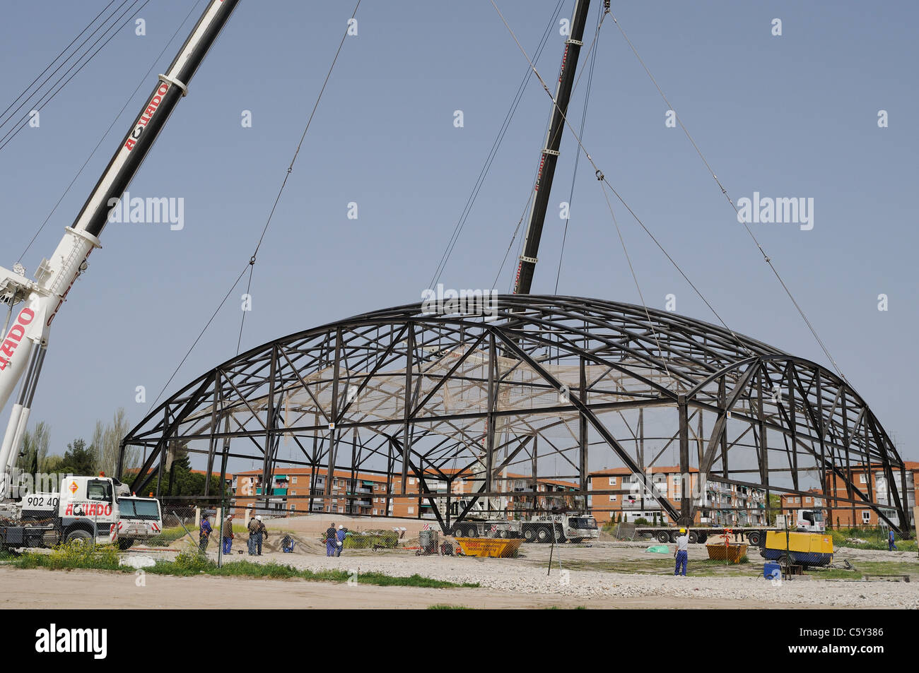 Moving the structure.Construction of the Museum " House of Griffins ...