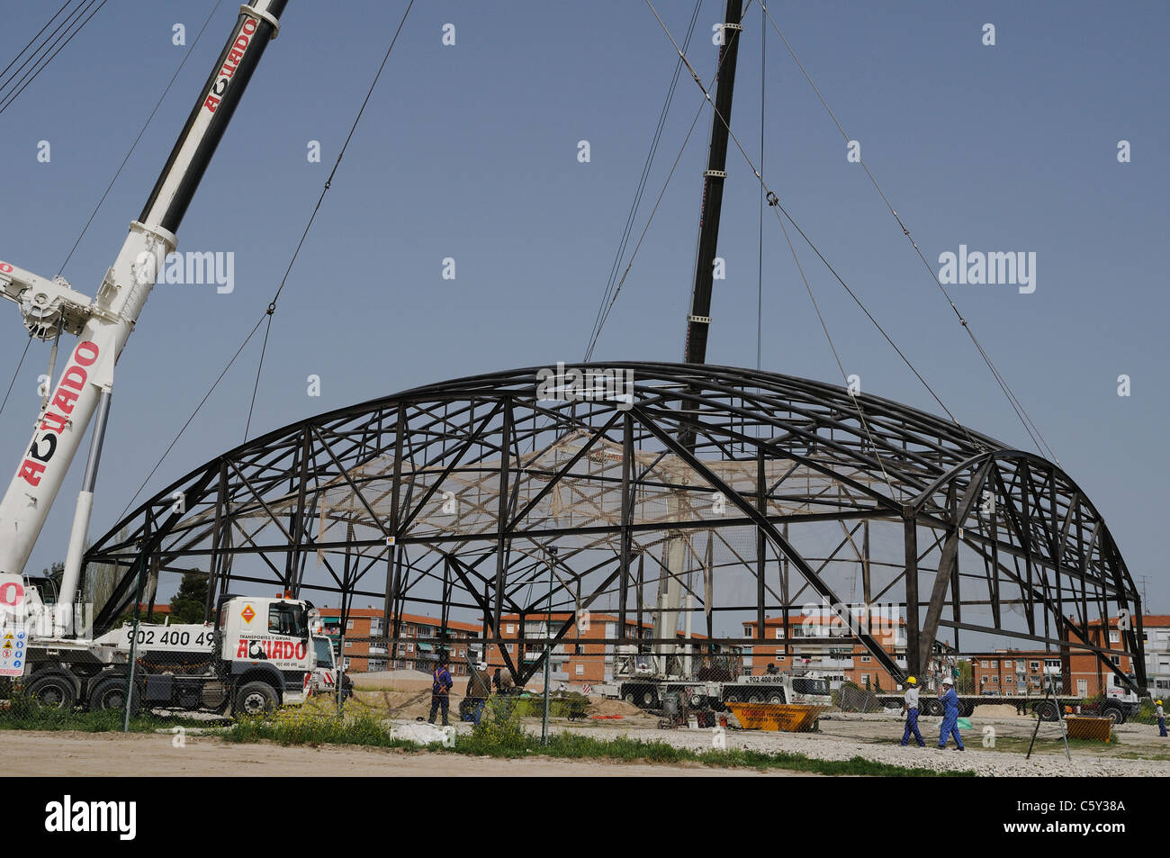 Moving the structure.Construction of the Museum " House of Griffins ...