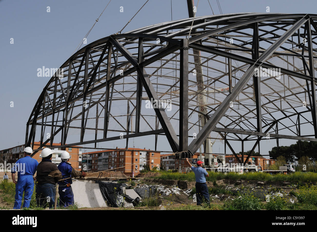 Moving the structure.Construction of the Museum " House of Griffins ...