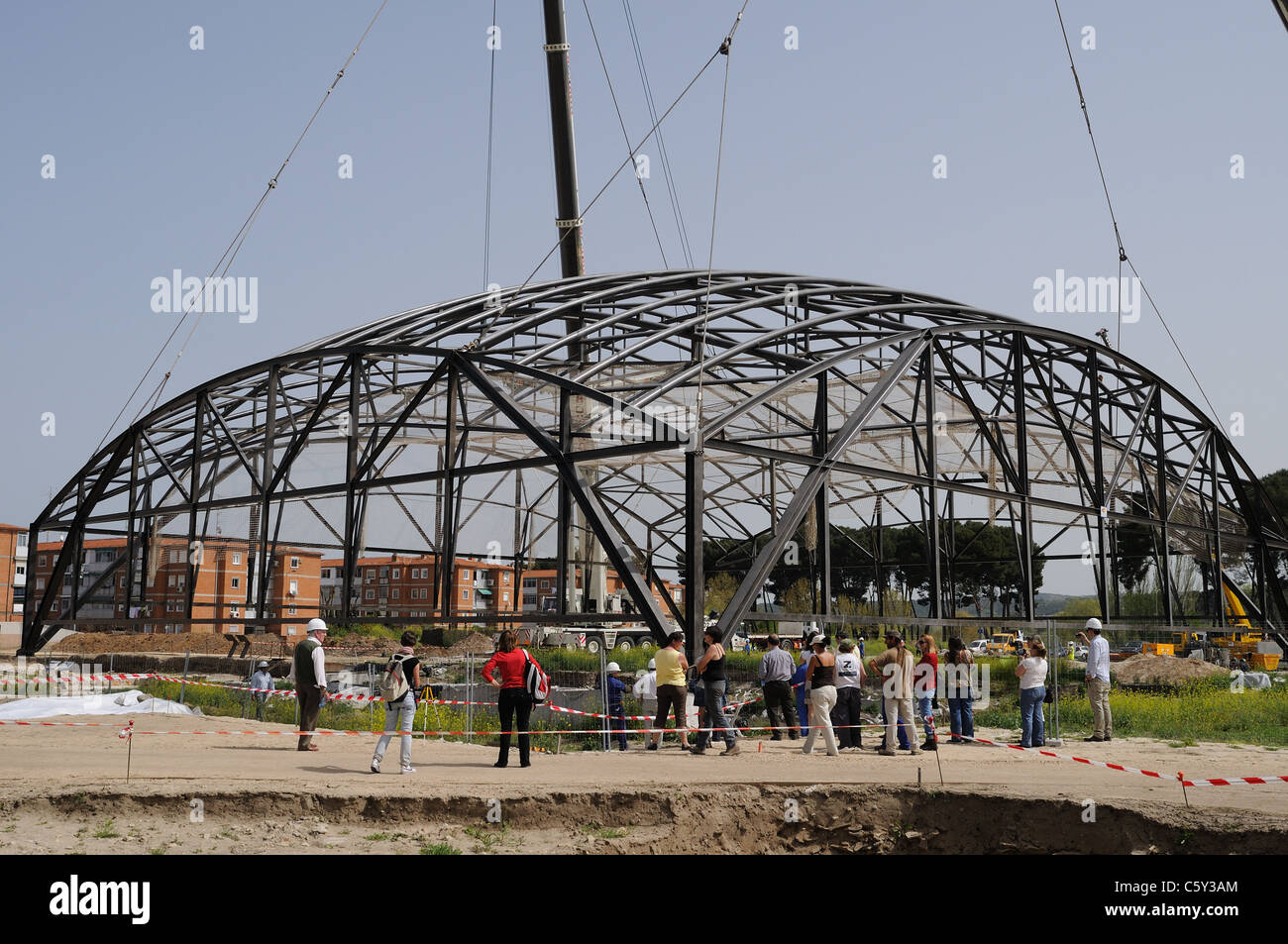 Moving the structure.Construction of the Museum " House of Griffins ...
