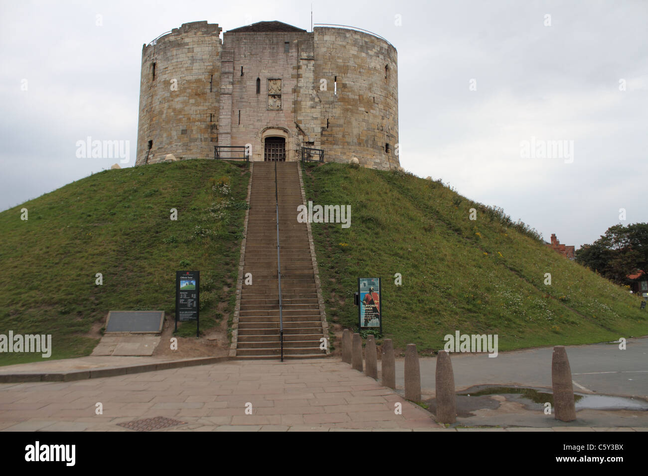 cliffords tower york castle keep Stock Photo - Alamy