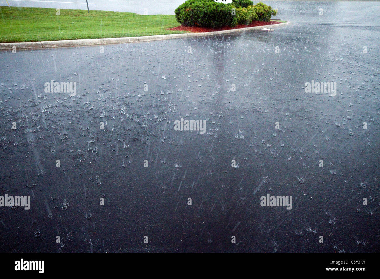 Heavy rain hitting water hi-res stock photography and images - Alamy