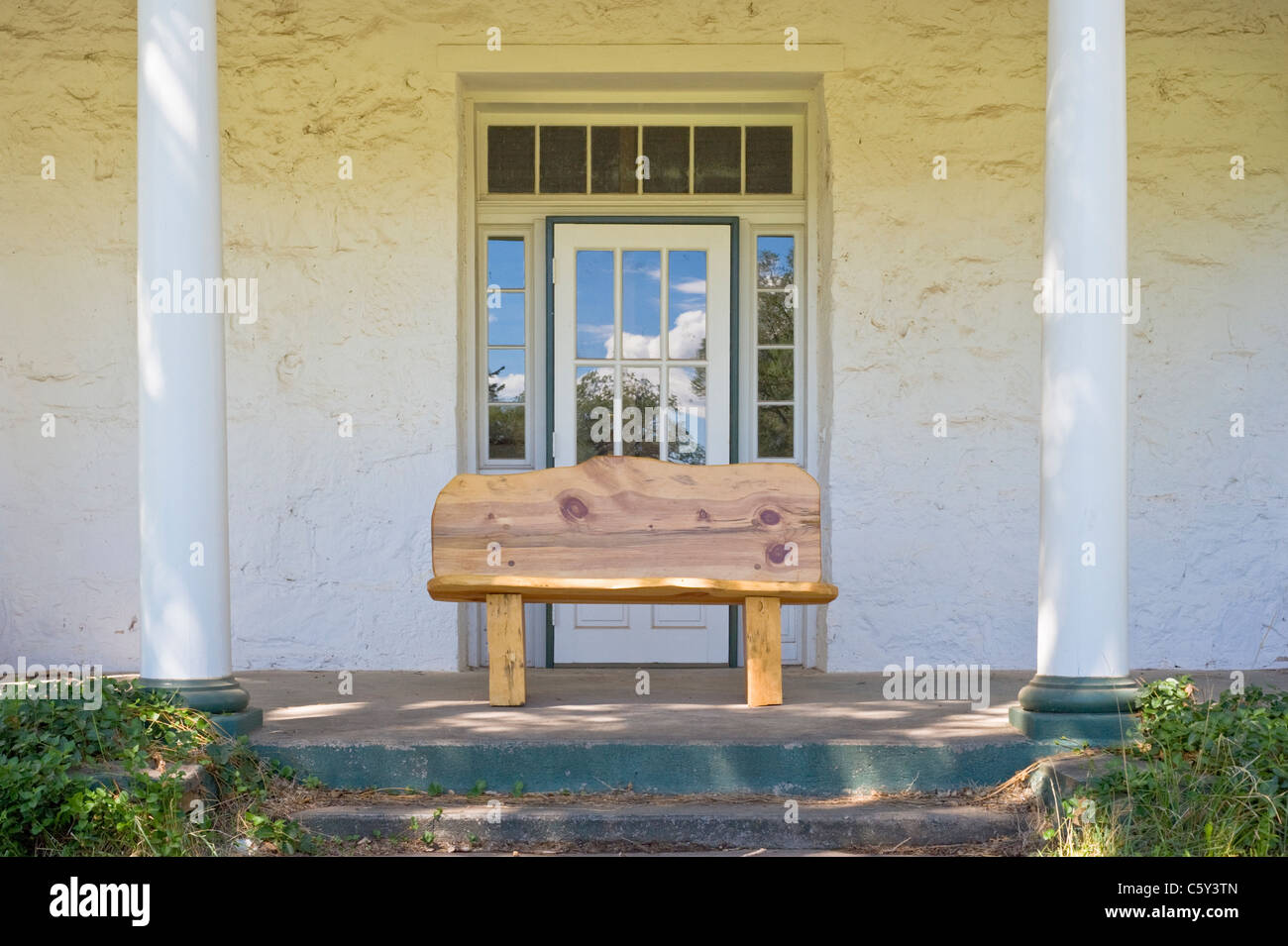 Shady bench hi-res stock photography and images - Alamy