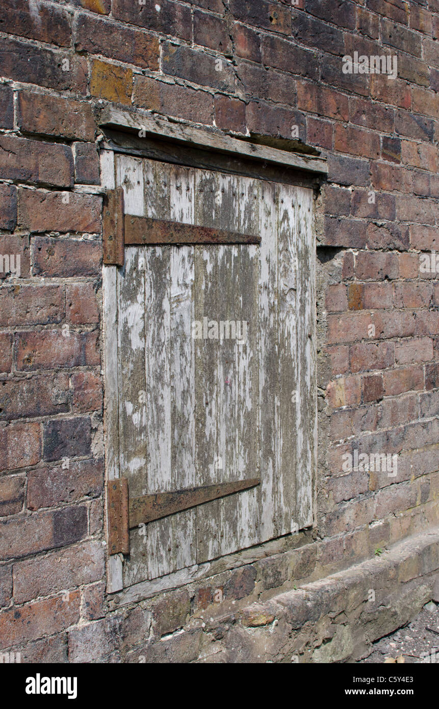 Brick wall wooden hatch hi-res stock photography and images - Alamy