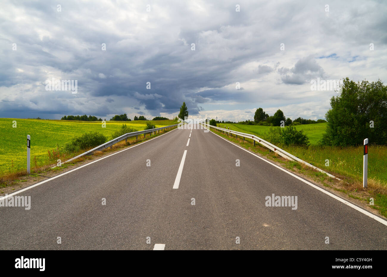 Cloud horizontal land roadside hi-res stock photography and images - Alamy