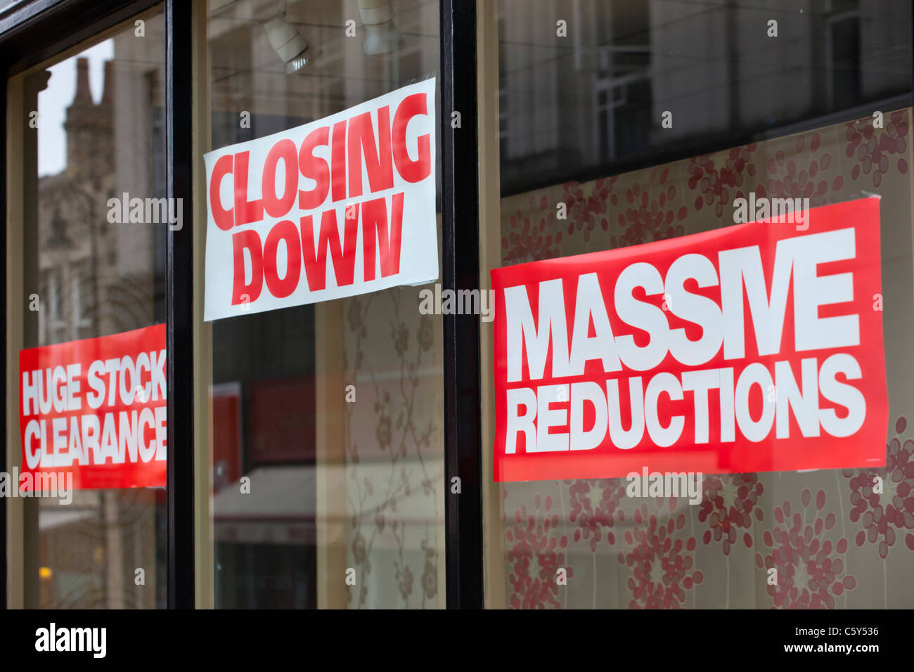 Red closing down sale sign hi-res stock photography and images - Alamy