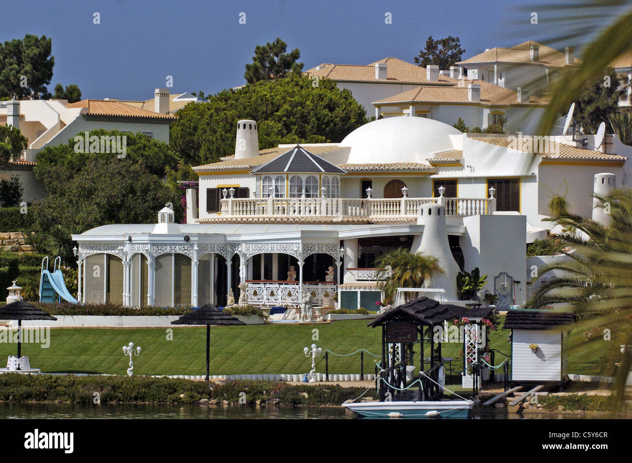 Luxury lakeside home in the upmarket Quinta do Lago area of the Algarve ...