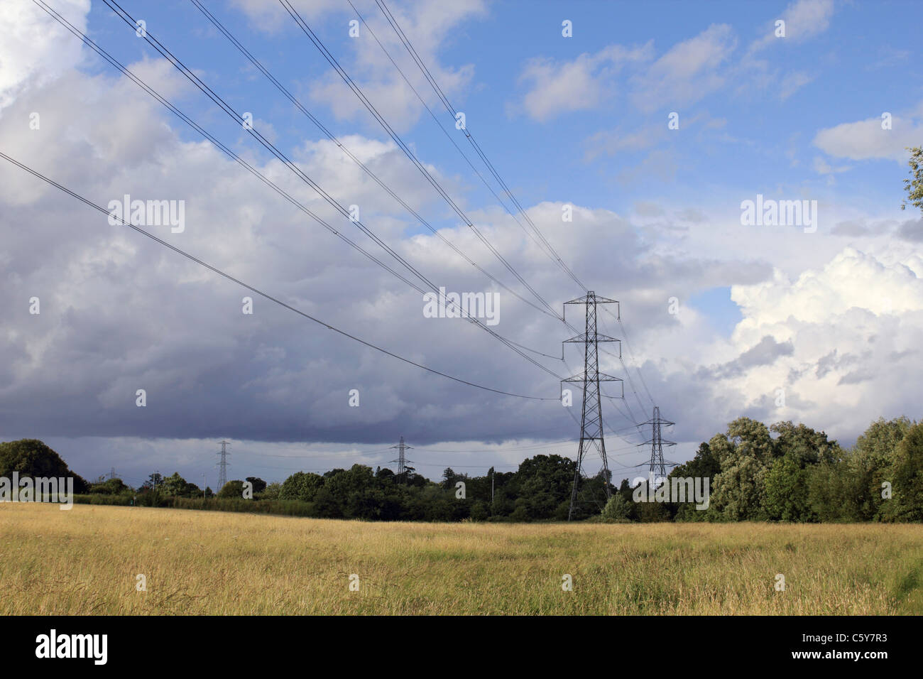 Electricity pylons uk countryside hi-res stock photography and images ...