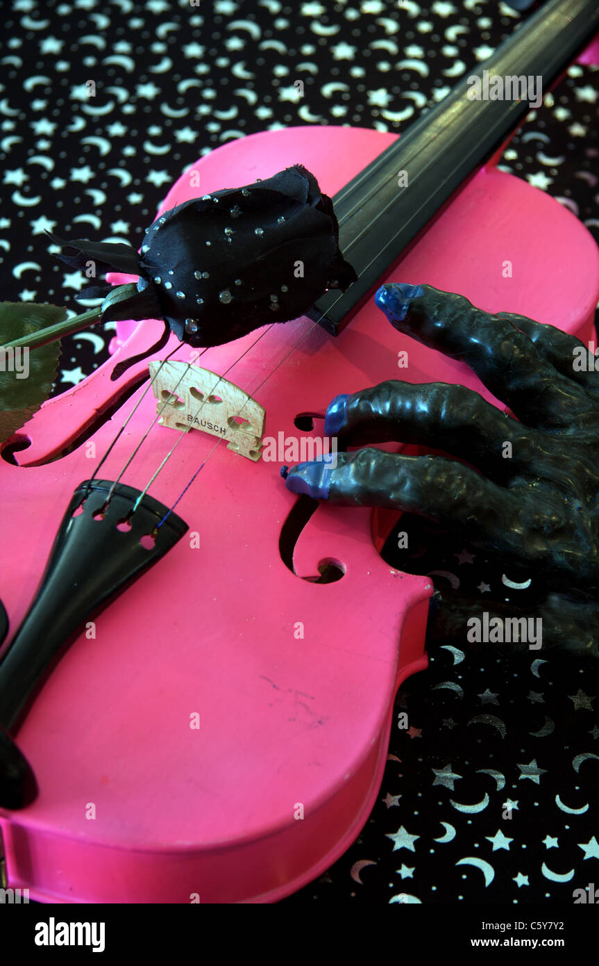 Violin music instrument rose hi-res stock photography and images - Alamy
