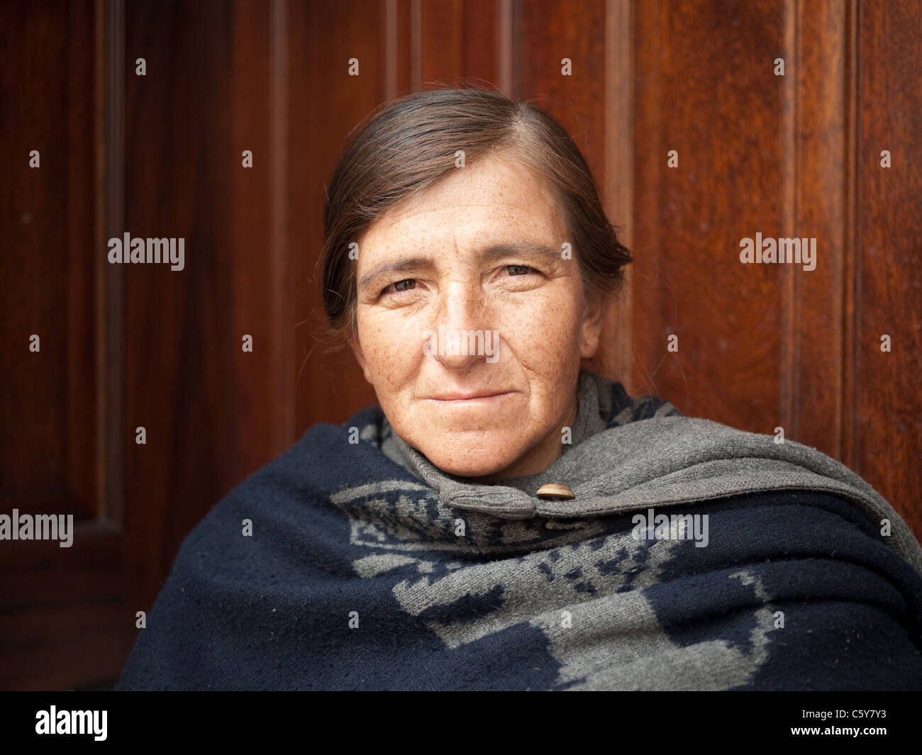 Hispanic homeless woman on the street Stock Photo - Alamy