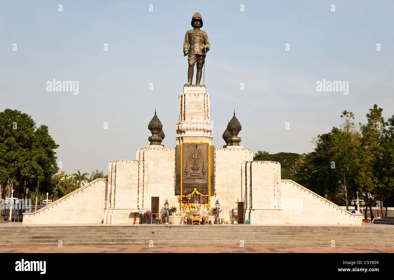 Rama VI Statue in Lumphini Park, Bangkok, Thailand Stock Photo - Alamy