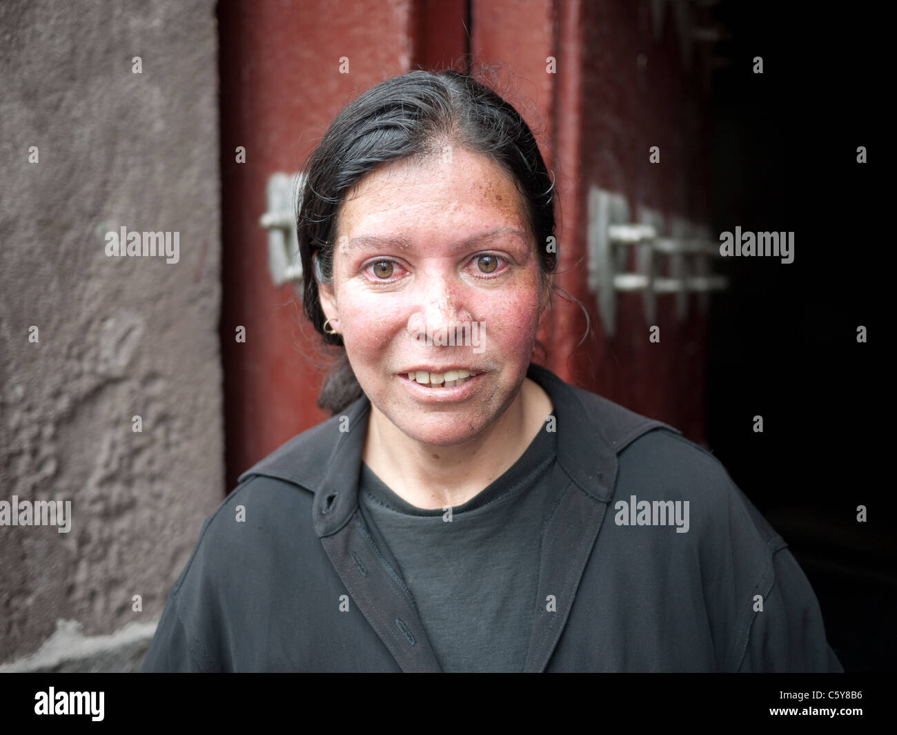 Hispanic homeless woman on the street Stock Photo - Alamy