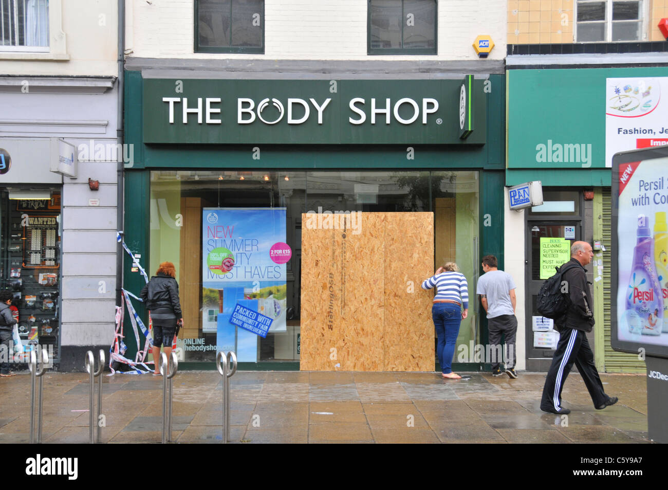 London Riots Tottenham Wood Green looting Body Shop Stock Photo - Alamy