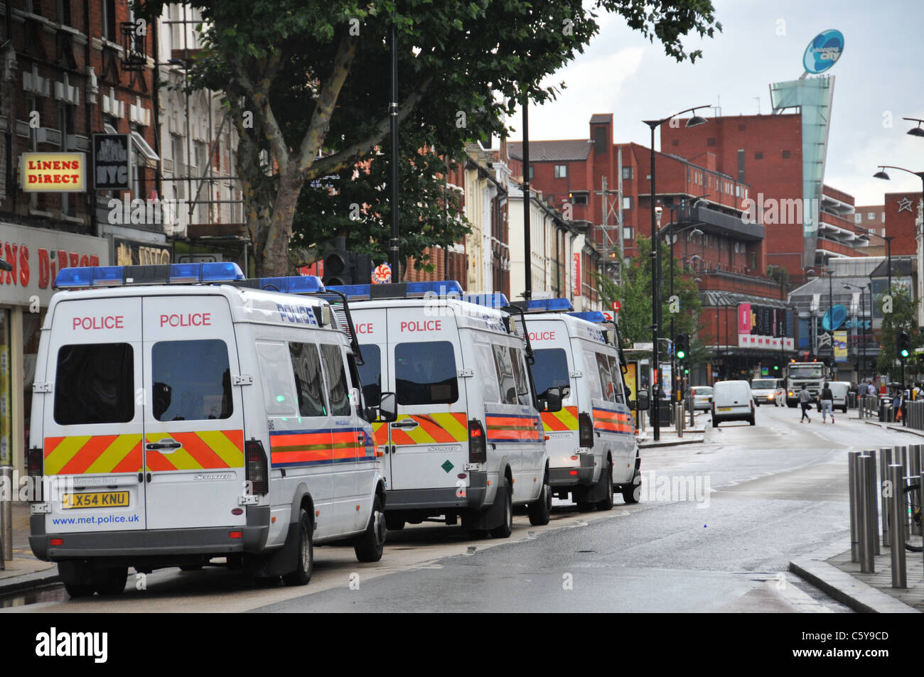 London Riots Wood Green looting fires burnt cars Tottenham Stock Photo ...