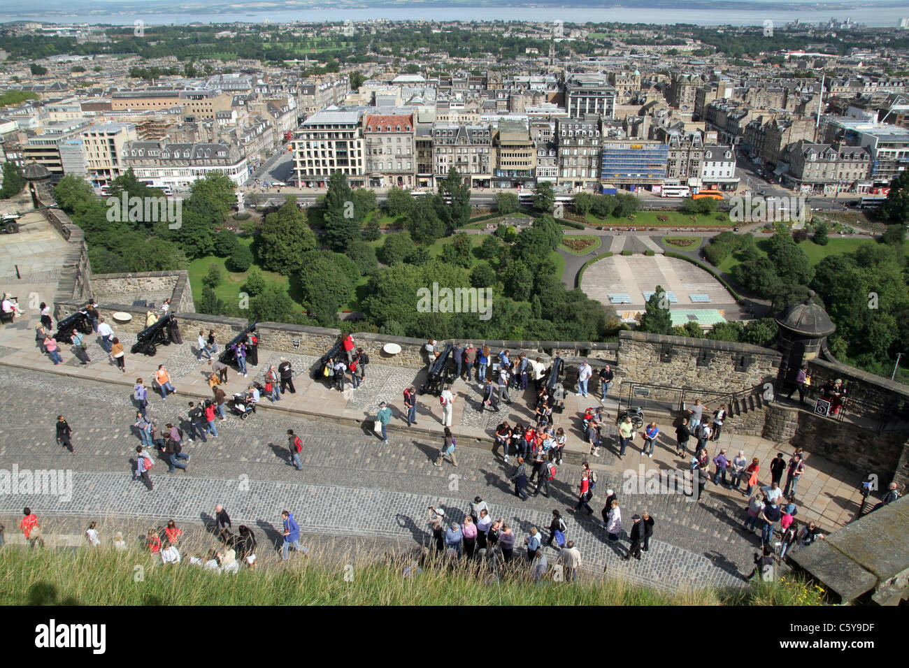 Scotland. Tourists visiting the ancient Edinburgh castle Stock Photo ...