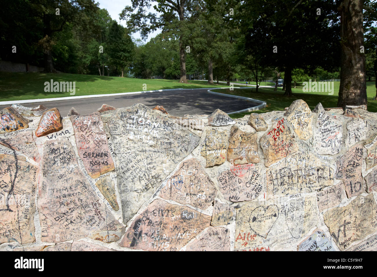 Graffiti written on walls hi-res stock photography and images - Alamy