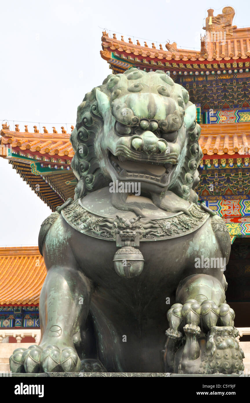 Chinese guardian lion entrance gate hi-res stock photography and images ...