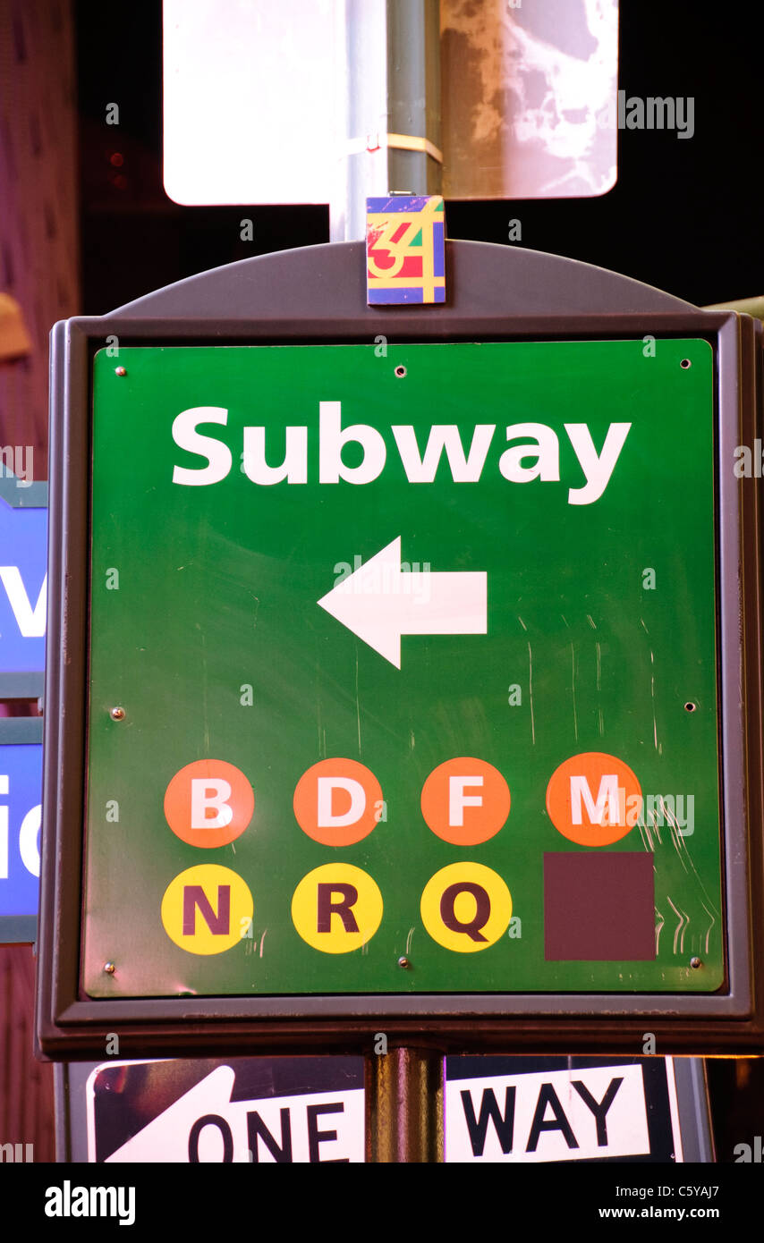 New york metro signs hi-res stock photography and images - Alamy