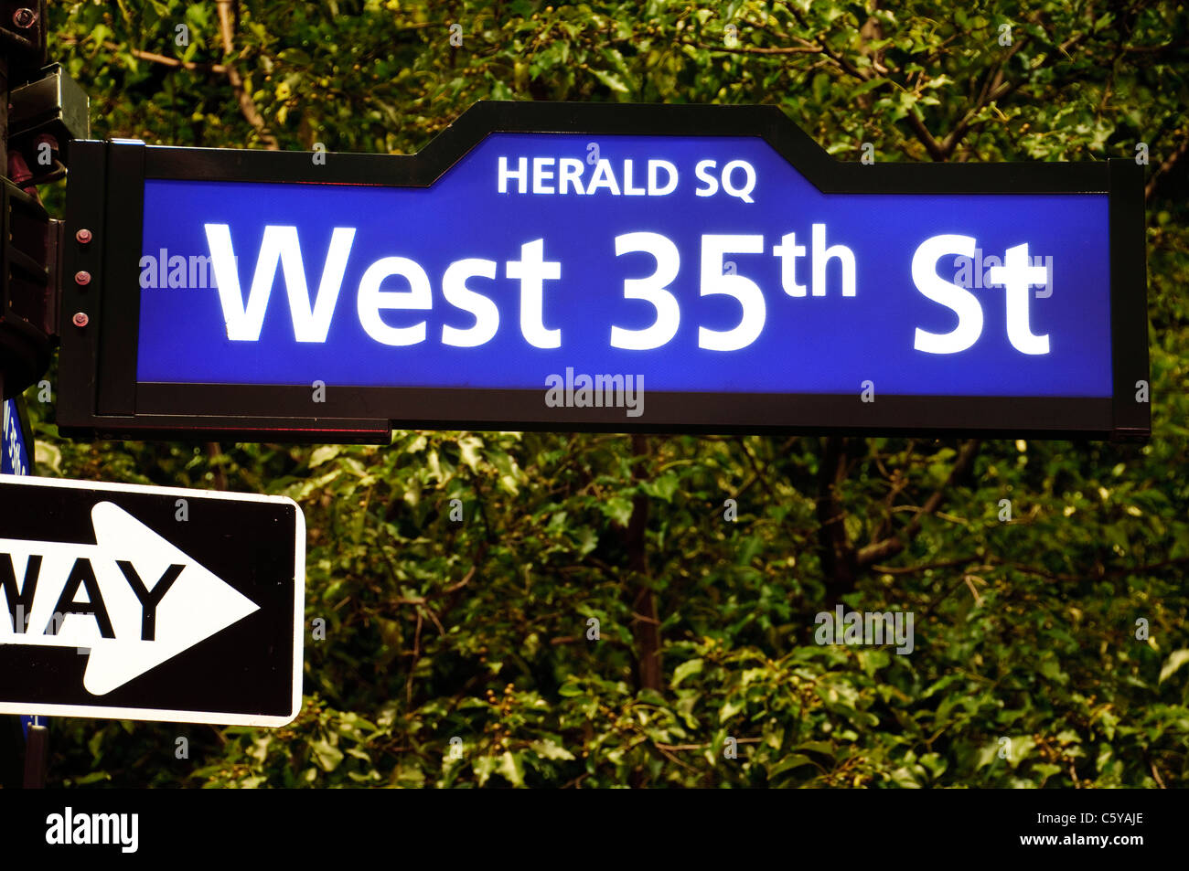 Street road sign 34th street hi-res stock photography and images - Alamy