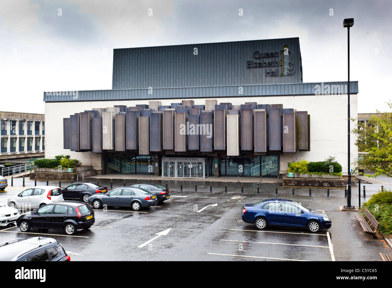 Queen elizabeth hall oldham hi-res stock photography and images - Alamy