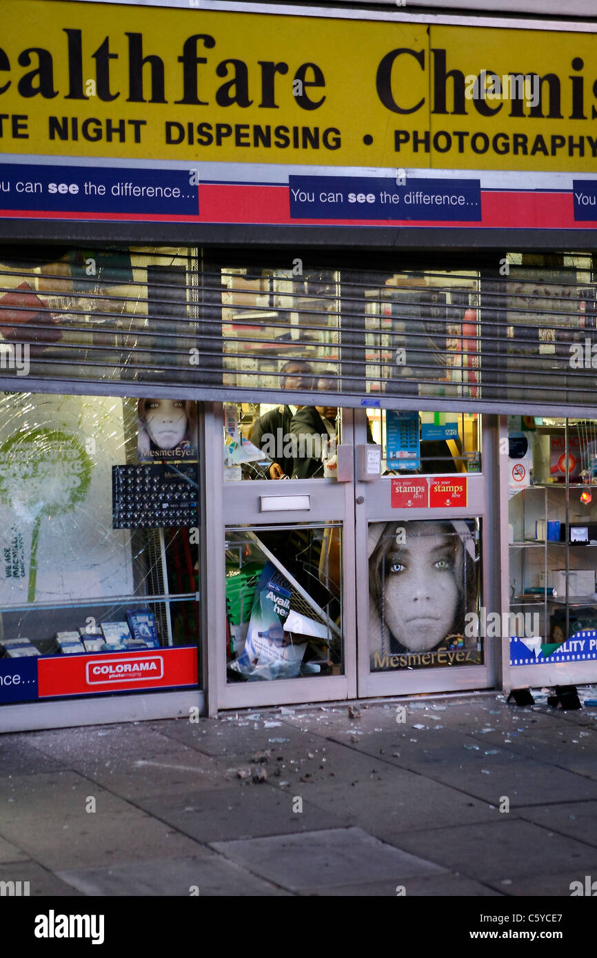 Shop owners trapped inside their premises when looters struck, try to ... Shop owners trapped inside their premises when looters struck, try to ...