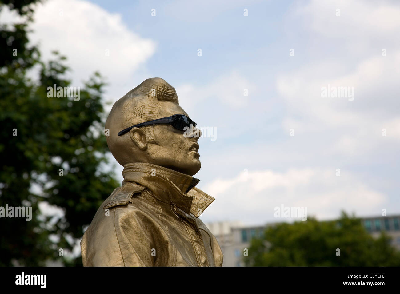 Male street performer painted gold on South Bank Stock Photo - Alamy