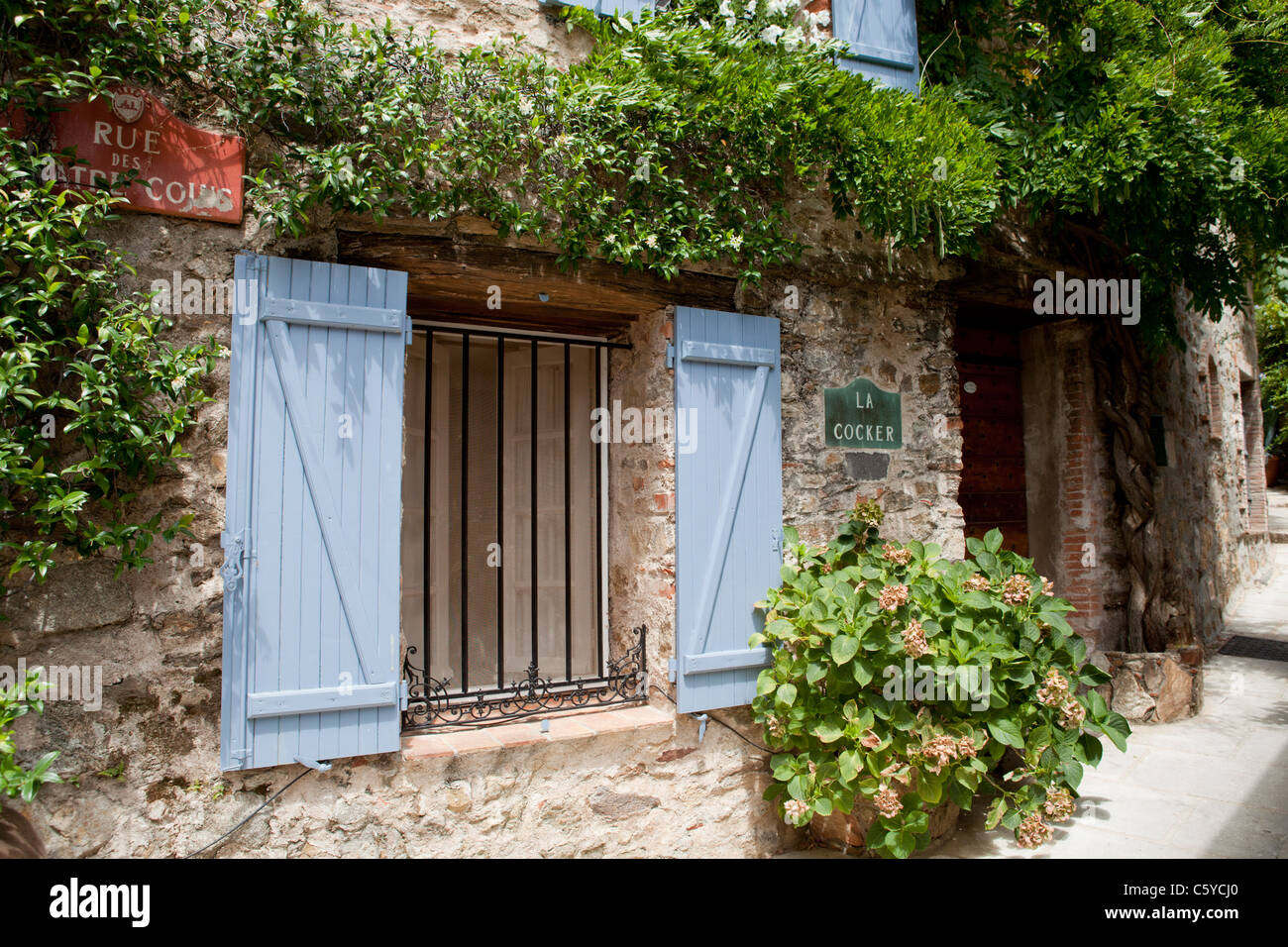 Grimaud village narrow street in the center of the medieval town, Var ...