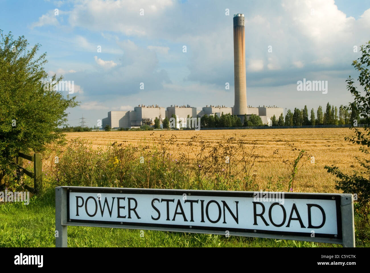 E.On oil fired Power Station, liquefied natural gas tanks at Grain ...