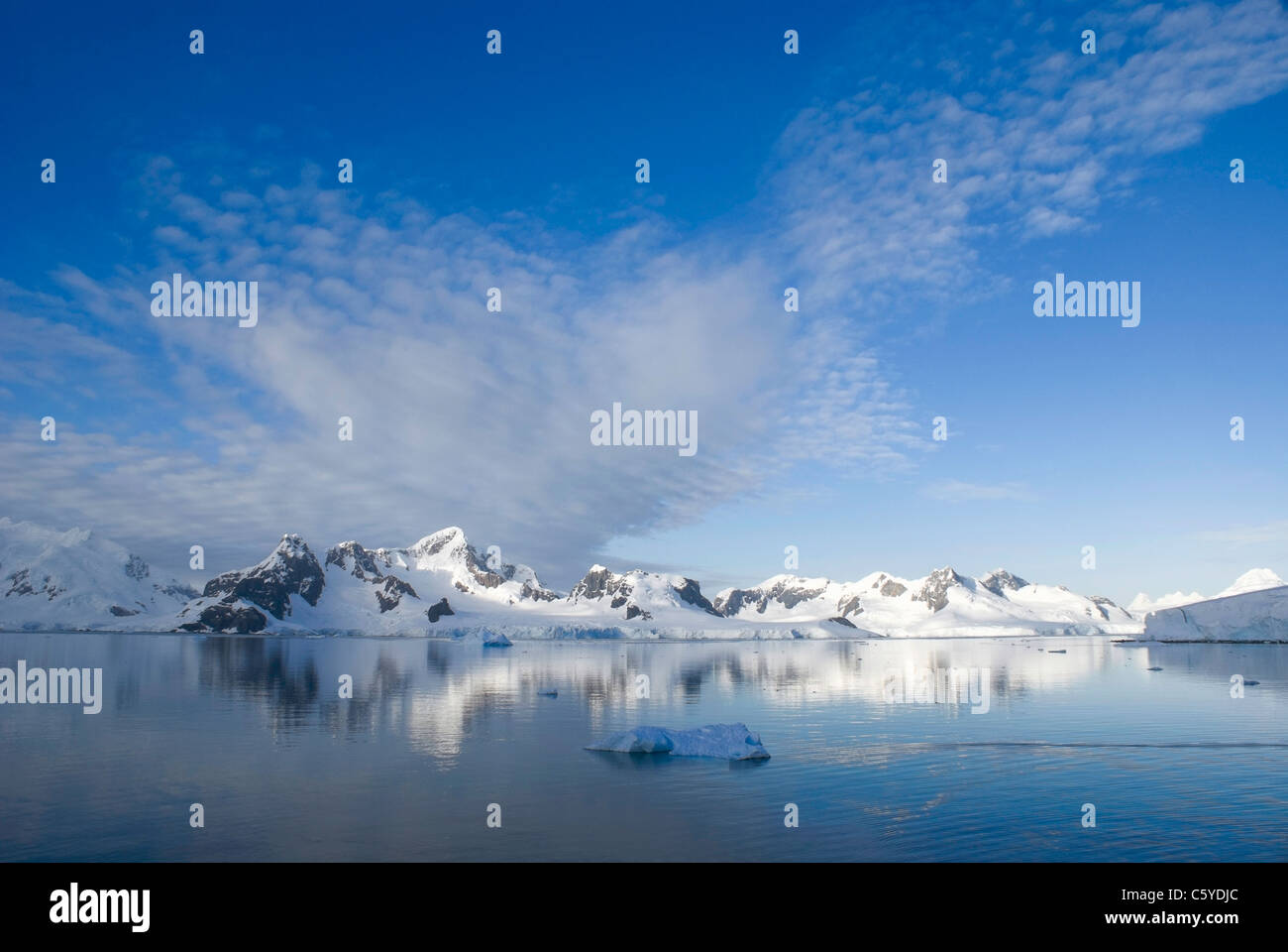 Iceberg and mountains hi-res stock photography and images - Alamy