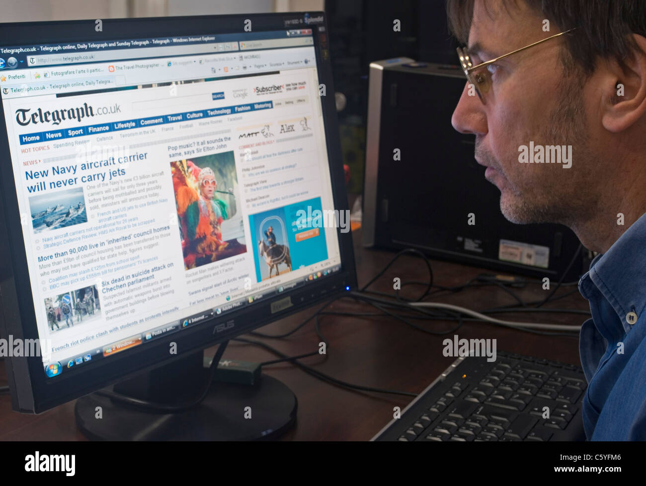 man reading Telegraph online Stock Photo - Alamy