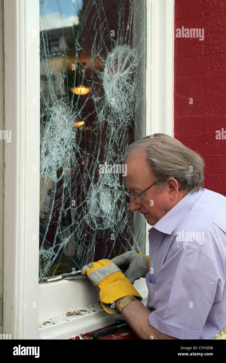 Pub landlord repairing damage caused by riot and looting in Tottenham ...