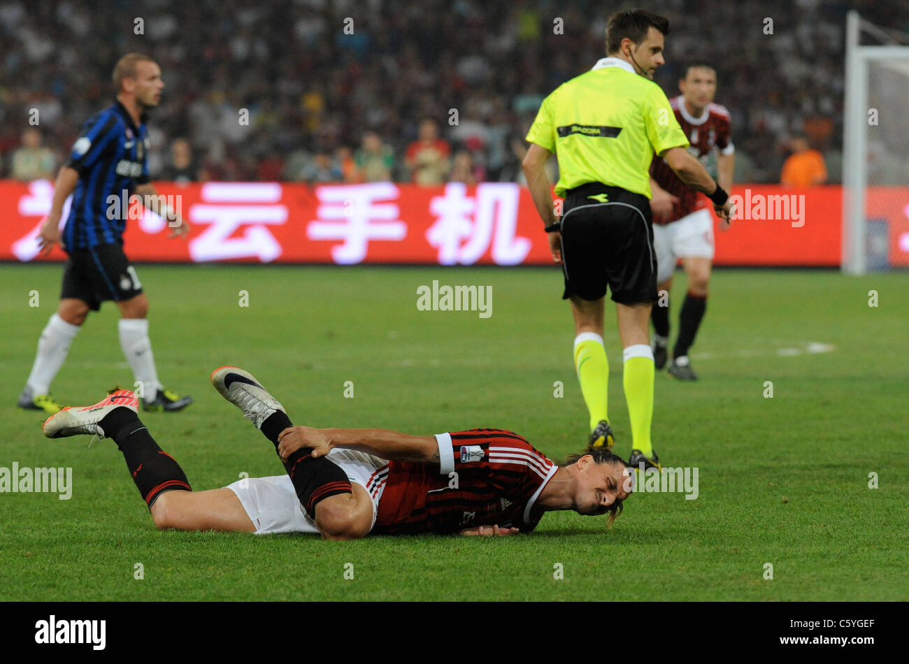 Ac milan inter milan tackle hi-res stock photography and images - Alamy