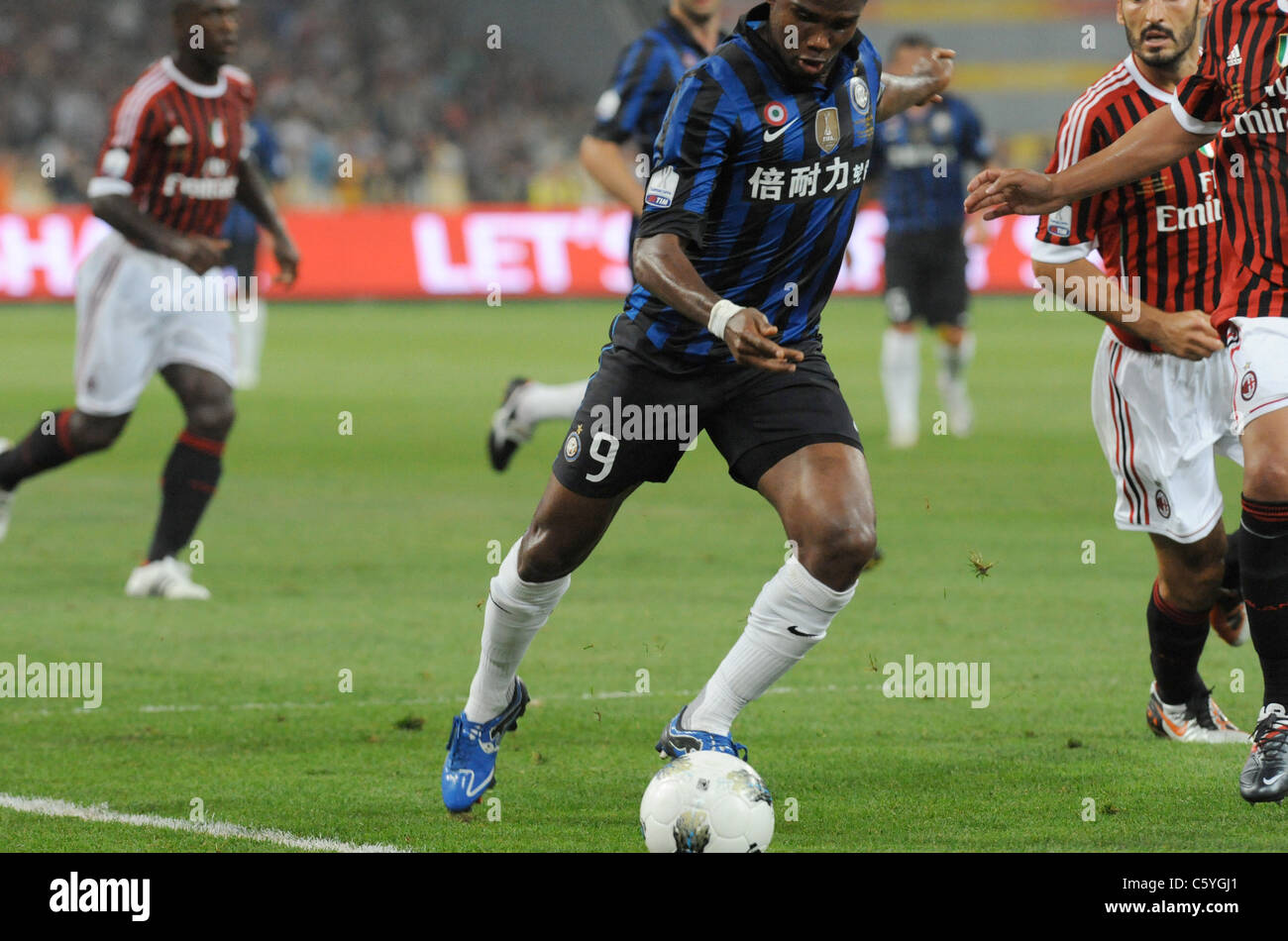 Samuel Eto'o of Inter Milan dribbles the ball in the Italian Super Cup ...