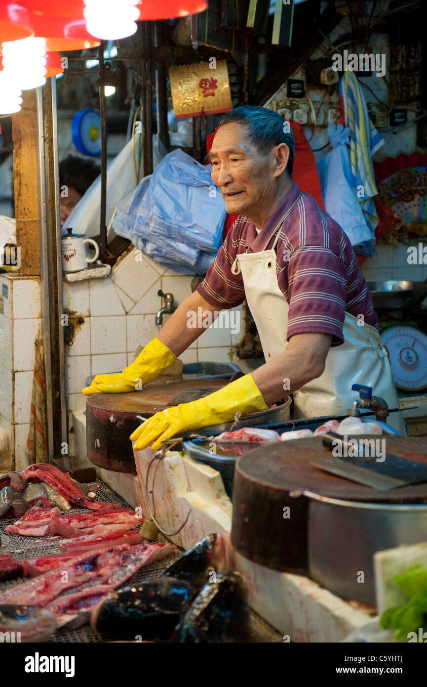 Fishmongers market stall hi-res stock photography and images - Alamy