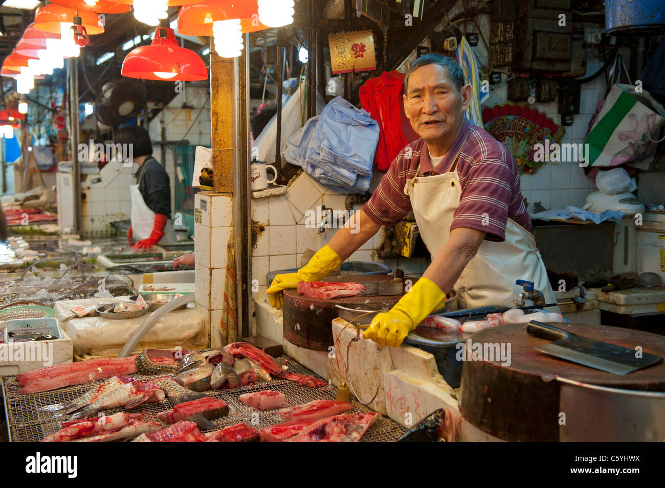 Fishmongers market stall hi-res stock photography and images - Alamy