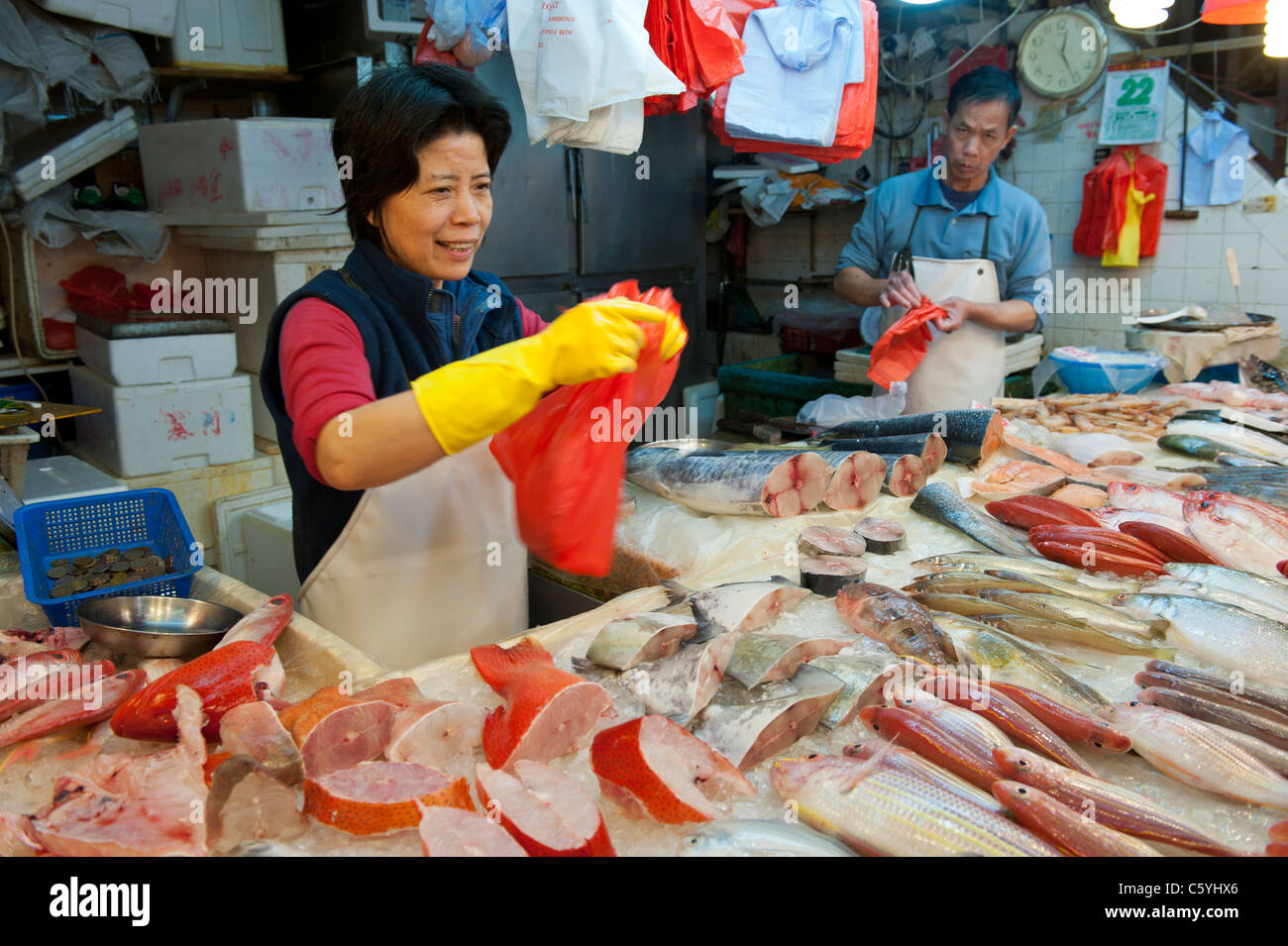 Fishmongers market stall hi-res stock photography and images - Alamy