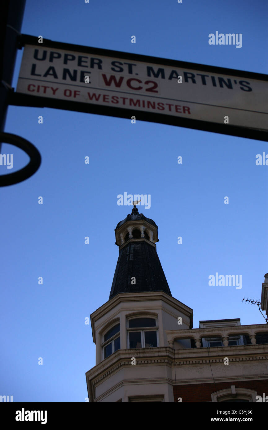 London street signs with arrows hi-res stock photography and images - Alamy