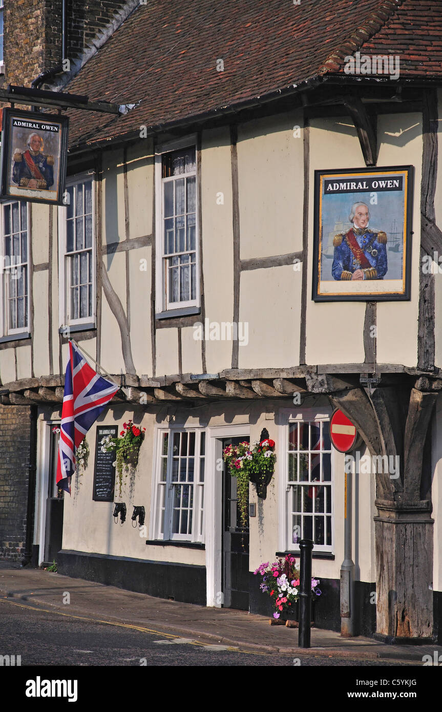 15th century 'The Admiral Owen' Pub, High Street, Sandwich, Kent ...