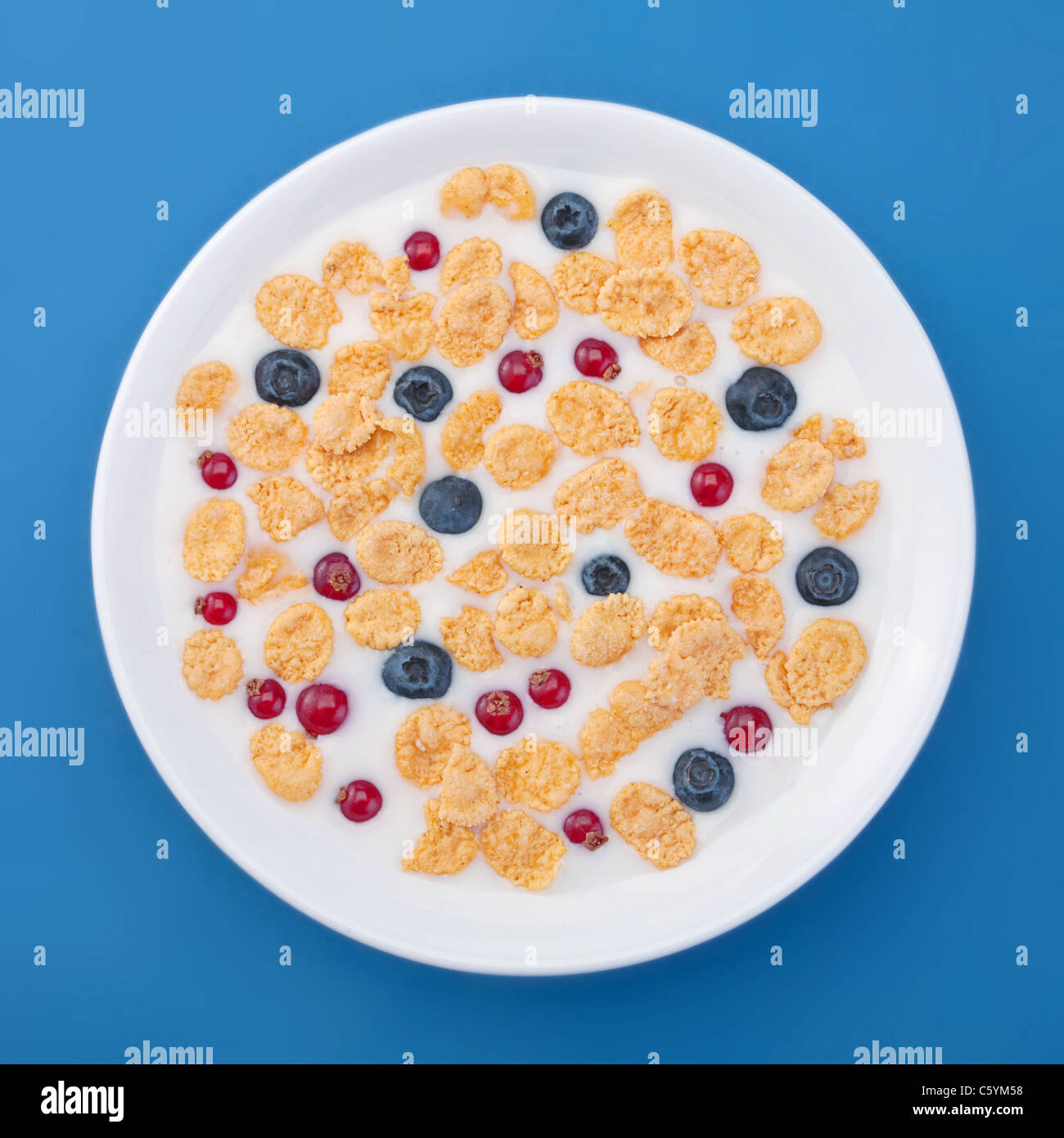 Corn flakes with berry hi-res stock photography and images - Alamy