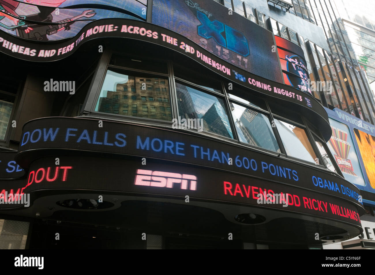 Dow jones drops hi-res stock photography and images - Alamy