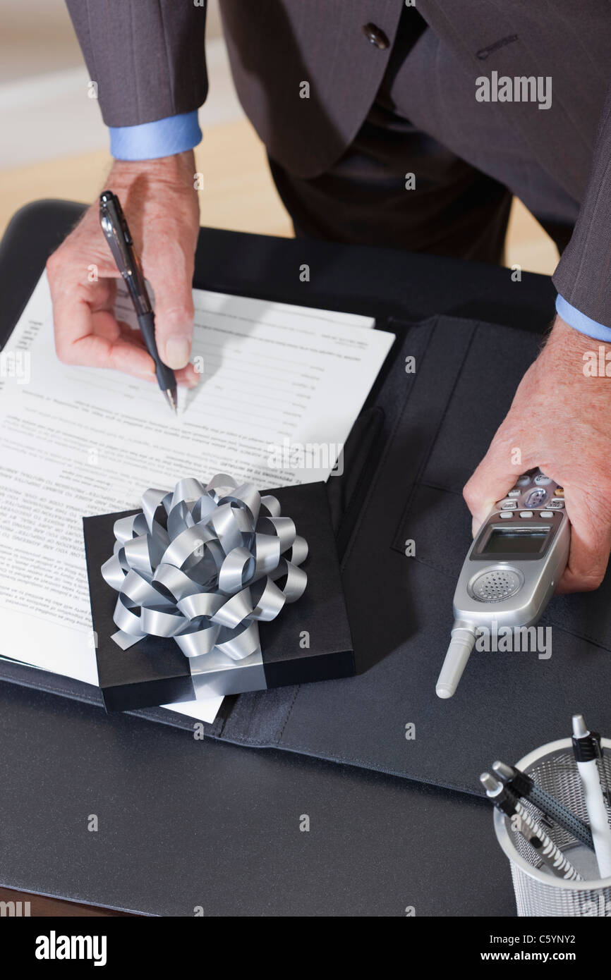 Signing section hi-res stock photography and images - Alamy