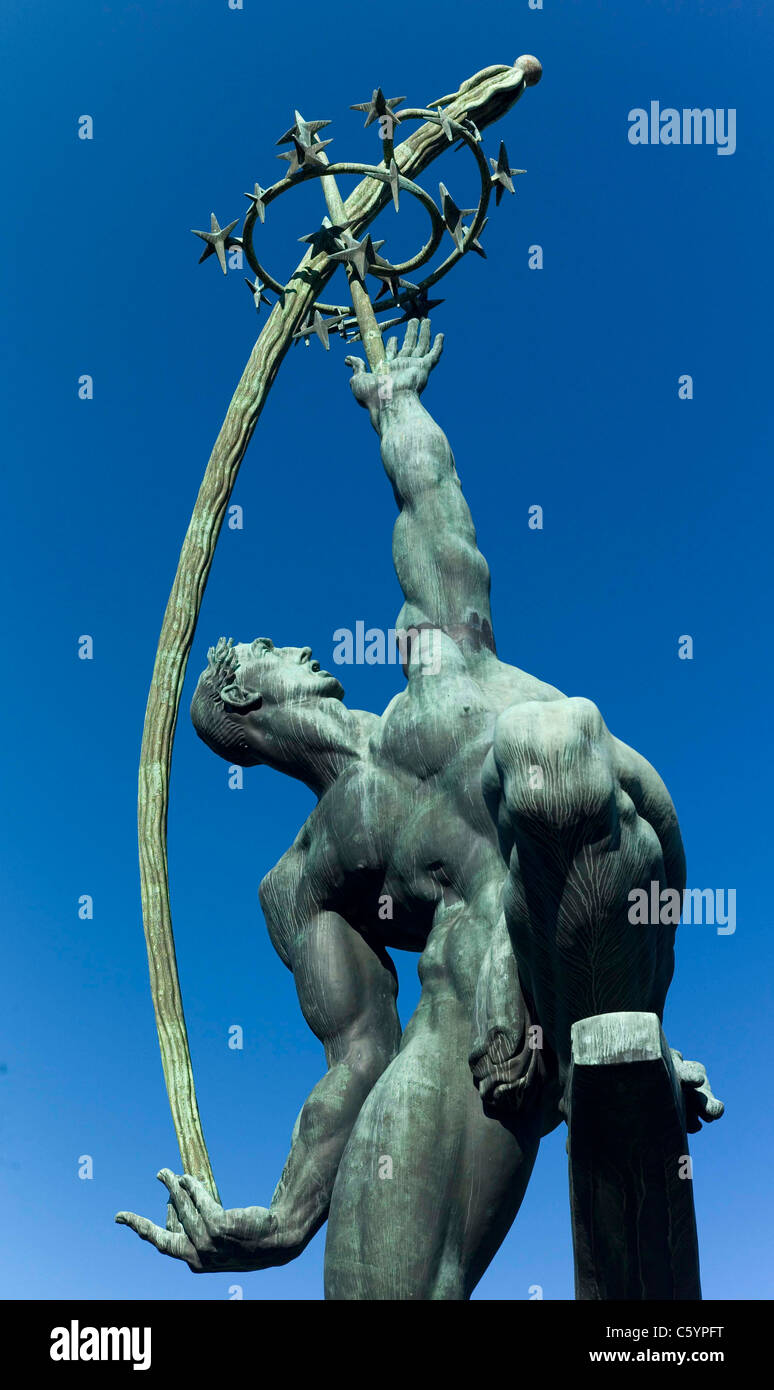 The Rocket Thrower statue New York Worlds fair Donald De Lue silhouette ...