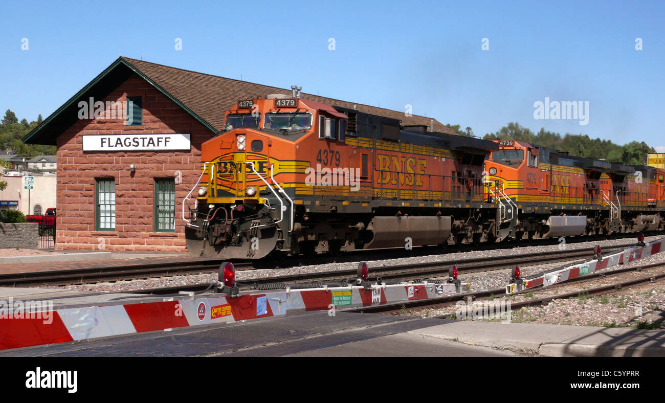 BNSF Train rolls past Flagstaff Arizona station Stock Photo - Alamy