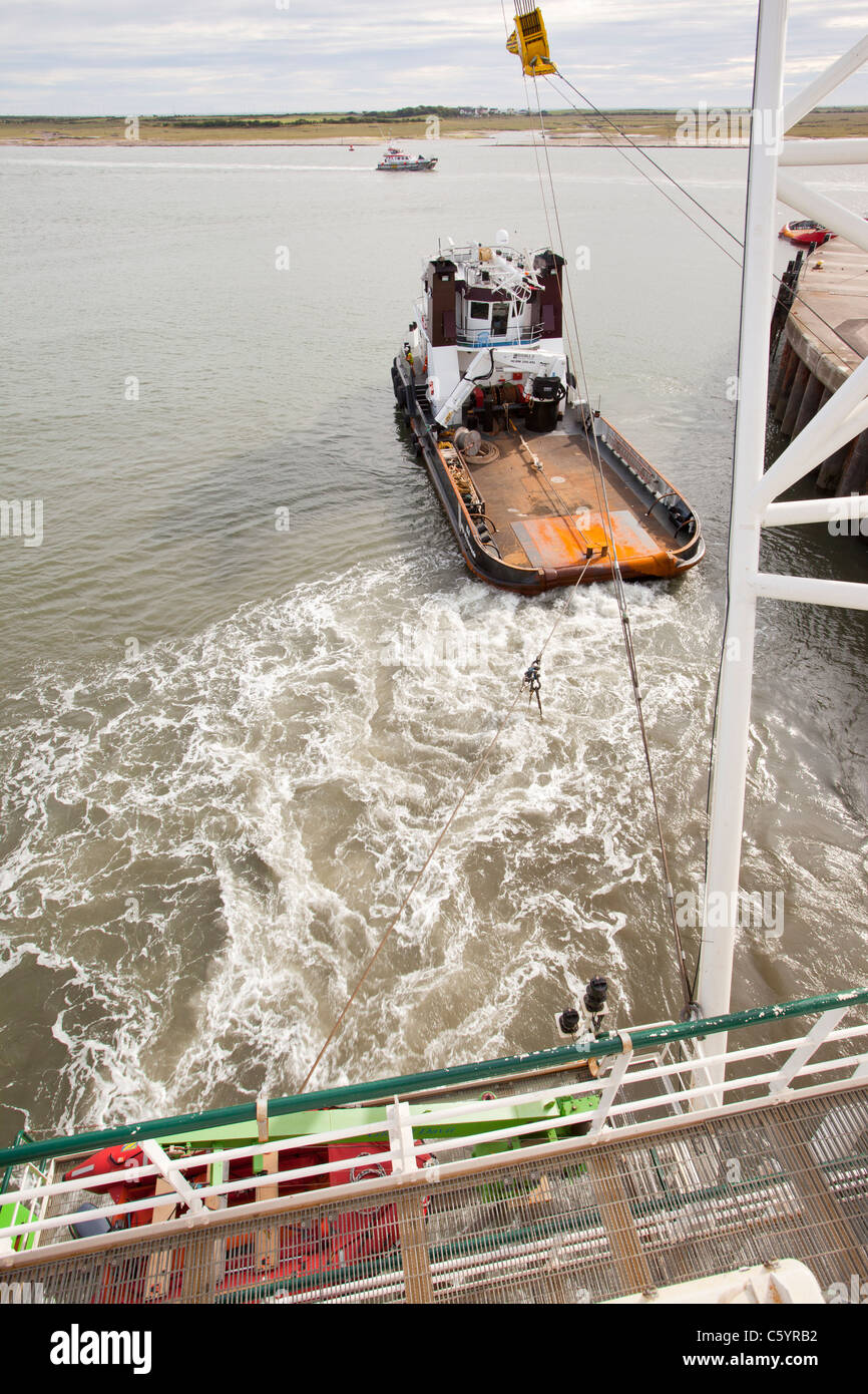 Tug towing barge hi-res stock photography and images - Alamy